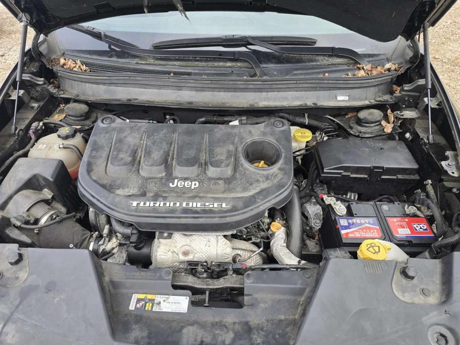 Black Jeep Cherokee 2017 in Taurage, with an engine capacity of 2.18 L and mileage of 89 thousand km for 7500 €, photo 17 on AUTOMOTO.COM.LV