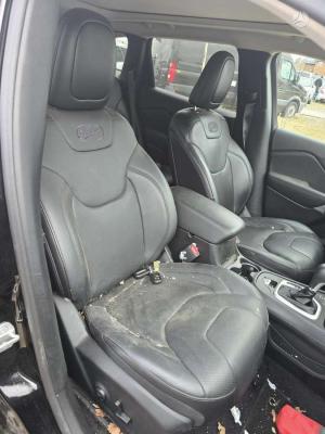 Black Jeep Cherokee 2017 in Taurage, with an engine capacity of 2.18 L and mileage of 89 thousand km for 7500 €, photo 18 on AUTOMOTO.COM.LV