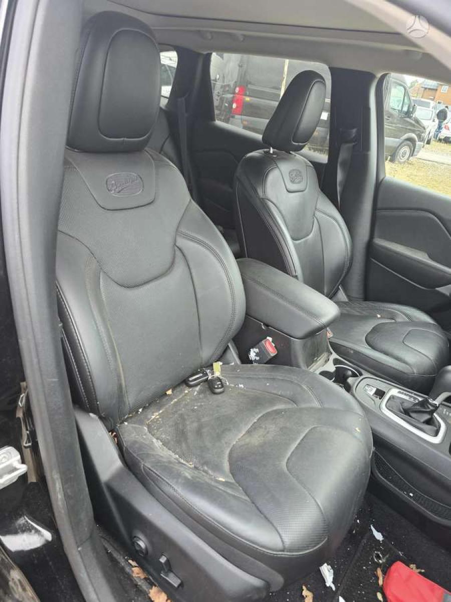 Black Jeep Cherokee 2017 in Taurage, with an engine capacity of 2.18 L and mileage of 89 thousand km for 7500 €, photo 18 on AUTOMOTO.COM.LV