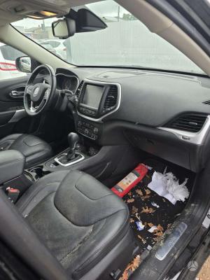 Black Jeep Cherokee 2017 in Taurage, with an engine capacity of 2.18 L and mileage of 89 thousand km for 7500 €, photo 20 on AUTOMOTO.COM.LV