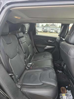 Black Jeep Cherokee 2017 in Taurage, with an engine capacity of 2.18 L and mileage of 89 thousand km for 7500 €, photo 21 on AUTOMOTO.COM.LV