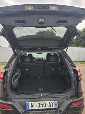 Black Jeep Cherokee 2017 in Taurage, with an engine capacity of 2.18 L and mileage of 89 thousand km for 7500 €, photo 22 on AUTOMOTO.COM.LV
