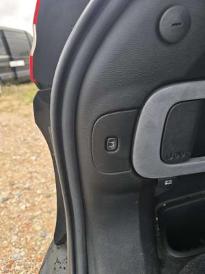 Black Jeep Cherokee 2017 in Taurage, with an engine capacity of 2.18 L and mileage of 89 thousand km for 7500 €, photo 23 on AUTOMOTO.COM.LV