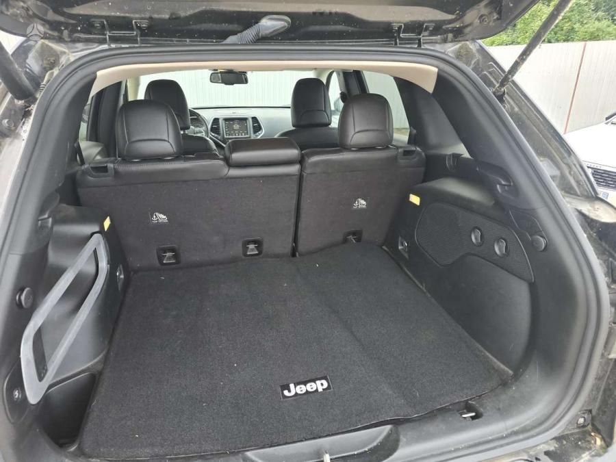 Black Jeep Cherokee 2017 in Taurage, with an engine capacity of 2.18 L and mileage of 89 thousand km for 7500 €, photo 25 on AUTOMOTO.COM.LV