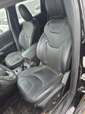 Black Jeep Cherokee 2017 in Taurage, with an engine capacity of 2.18 L and mileage of 89 thousand km for 7500 €, photo 27 on AUTOMOTO.COM.LV