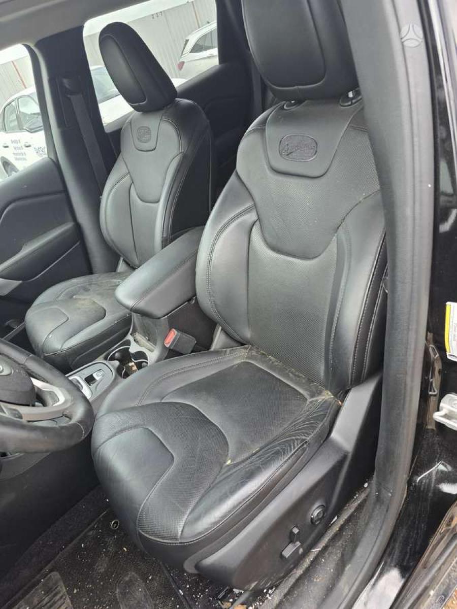 Black Jeep Cherokee 2017 in Taurage, with an engine capacity of 2.18 L and mileage of 89 thousand km for 7500 €, photo 27 on AUTOMOTO.COM.LV