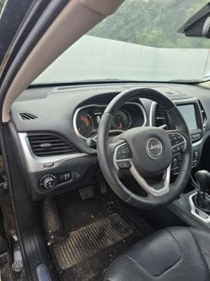 Black Jeep Cherokee 2017 in Taurage, with an engine capacity of 2.18 L and mileage of 89 thousand km for 7500 €, photo 28 on AUTOMOTO.COM.LV