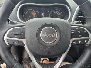 Black Jeep Cherokee 2017 in Taurage, with an engine capacity of 2.18 L and mileage of 89 thousand km for 7500 €, photo 30 on AUTOMOTO.COM.LV