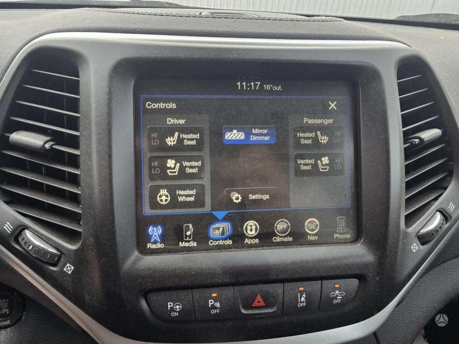Black Jeep Cherokee 2017 in Taurage, with an engine capacity of 2.18 L and mileage of 89 thousand km for 7500 €, photo 32 on AUTOMOTO.COM.LV