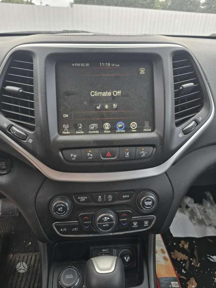 Black Jeep Cherokee 2017 in Taurage, with an engine capacity of 2.18 L and mileage of 89 thousand km for 7500 €, photo 38 on AUTOMOTO.COM.LV