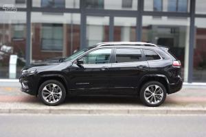 Black Jeep Cherokee 2018 in Kaunas, with an engine capacity of 2.20 L and mileage of 84 thousand km for 24429 €, photo 5 on AUTOMOTO.COM.LV