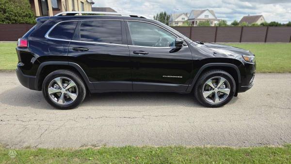 Black Jeep Cherokee 2019 in Kursenai, with an engine capacity of 3.24 L and mileage of 163 thousand km for 15800 €, photo 4 on AUTOMOTO.COM.LV