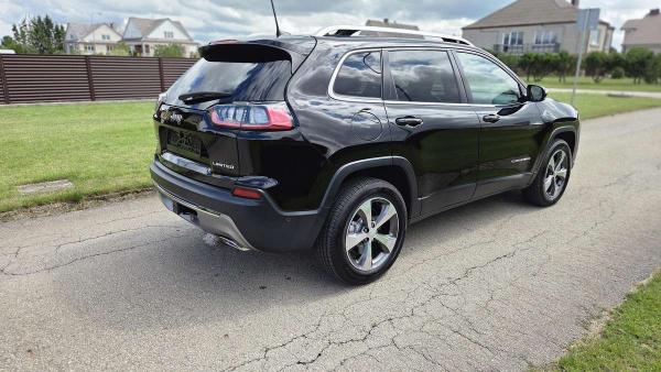 Black Jeep Cherokee 2019 in Kursenai, with an engine capacity of 3.24 L and mileage of 163 thousand km for 15800 €, photo 5 on AUTOMOTO.COM.LV