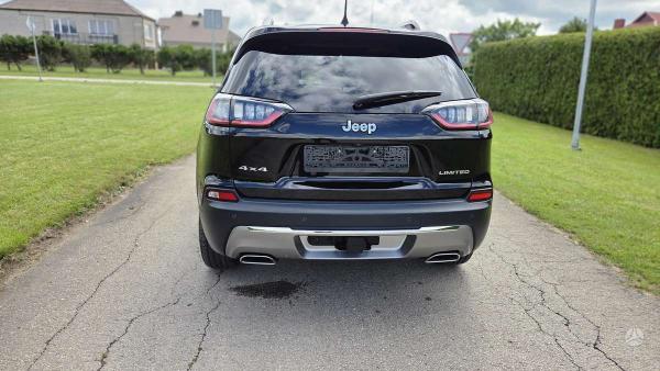 Black Jeep Cherokee 2019 in Kursenai, with an engine capacity of 3.24 L and mileage of 163 thousand km for 15800 €, photo 6 on AUTOMOTO.COM.LV