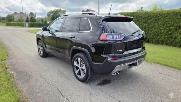 Black Jeep Cherokee 2019 in Kursenai, with an engine capacity of 3.24 L and mileage of 163 thousand km for 15800 €, photo 7 on AUTOMOTO.COM.LV