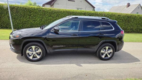 Black Jeep Cherokee 2019 in Kursenai, with an engine capacity of 3.24 L and mileage of 163 thousand km for 15800 €, photo 8 on AUTOMOTO.COM.LV