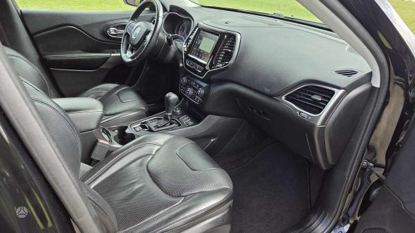 Black Jeep Cherokee 2019 in Kursenai, with an engine capacity of 3.24 L and mileage of 163 thousand km for 15800 €, photo 9 on AUTOMOTO.COM.LV