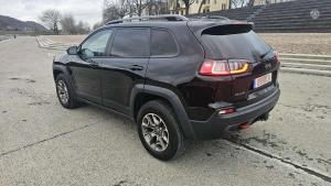 Melns Jeep Cherokee 2020 Viļņa, ar dzinēja tilpumu 3.24 L un nobraukumu 166 tūkst. km par 15900 €, foto 2 vietnē AUTOMOTO.COM.LV