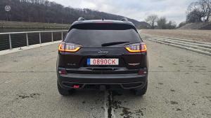 Melns Jeep Cherokee 2020 Viļņa, ar dzinēja tilpumu 3.24 L un nobraukumu 166 tūkst. km par 15900 €, foto 3 vietnē AUTOMOTO.COM.LV