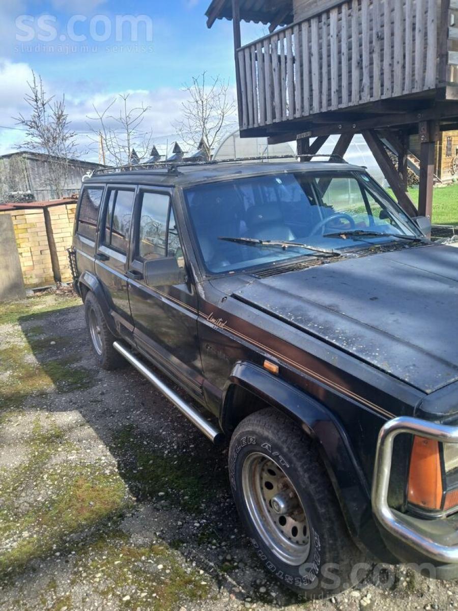 Black Jeep Cherokee 1992 in Valmiera, with an engine capacity of 4.00 L and mileage of 14 thousand km for 6200 €, photo 1 on AUTOMOTO.COM.LV