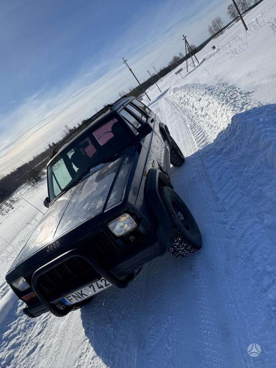 Blue Jeep Cherokee 1995 in Moletai, with an engine capacity of 2.50 L and mileage of 205 thousand km for 2350 €, photo 1 on AUTOMOTO.COM.LV