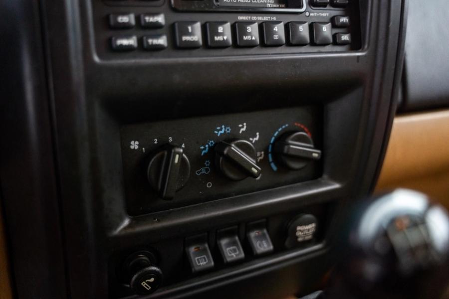 Zils Jeep Cherokee 1998 Rīga, ar dzinēja tilpumu 2.50 L un nobraukumu 118 tūkst. km par 6900 €, foto 5 vietnē AUTOMOTO.COM.LV