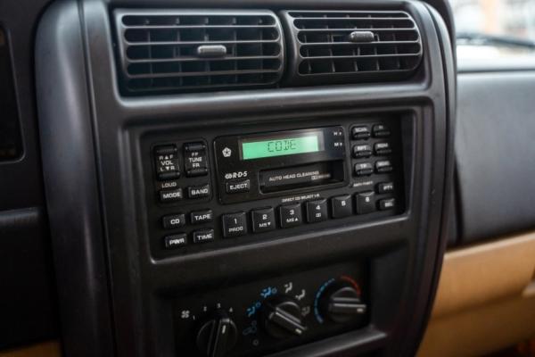 Zils Jeep Cherokee 1998 Rīga, ar dzinēja tilpumu 2.50 L un nobraukumu 118 tūkst. km par 6900 €, foto 5 vietnē AUTOMOTO.COM.LV