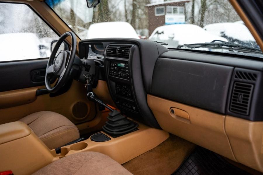 Zils Jeep Cherokee 1998 Rīga, ar dzinēja tilpumu 2.50 L un nobraukumu 118 tūkst. km par 6900 €, foto 12 vietnē AUTOMOTO.COM.LV