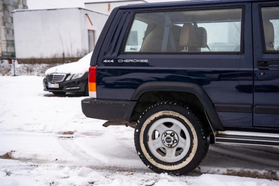 Zils Jeep Cherokee 1998 Rīga, ar dzinēja tilpumu 2.50 L un nobraukumu 118 tūkst. km par 6900 €, foto 19 vietnē AUTOMOTO.COM.LV