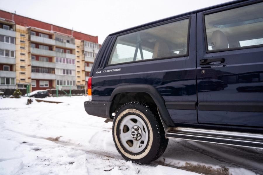 Zils Jeep Cherokee 1998 Rīga, ar dzinēja tilpumu 2.50 L un nobraukumu 118 tūkst. km par 6900 €, foto 20 vietnē AUTOMOTO.COM.LV
