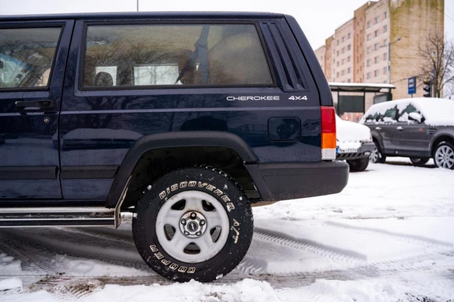 Zils Jeep Cherokee 1998 Rīga, ar dzinēja tilpumu 2.50 L un nobraukumu 118 tūkst. km par 6900 €, foto 26 vietnē AUTOMOTO.COM.LV