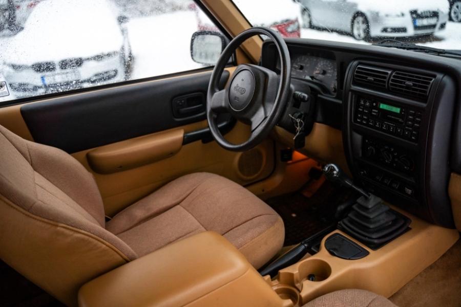 Zils Jeep Cherokee 1998 Rīga, ar dzinēja tilpumu 2.50 L un nobraukumu 118 tūkst. km par 6900 €, foto 32 vietnē AUTOMOTO.COM.LV