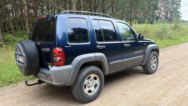 Zils Jeep Cherokee 2004 Viļņa, ar dzinēja tilpumu 2.50 L un nobraukumu 250 tūkst. km par 2450 €, foto 7 vietnē AUTOMOTO.COM.LV