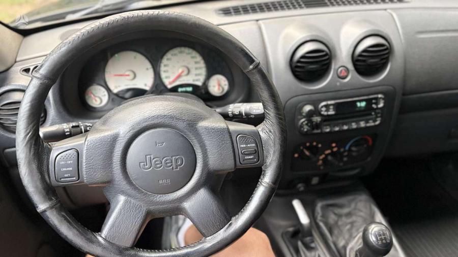 Zils Jeep Cherokee 2004 Viļņa, ar dzinēja tilpumu 2.50 L un nobraukumu 250 tūkst. km par 2450 €, foto 12 vietnē AUTOMOTO.COM.LV