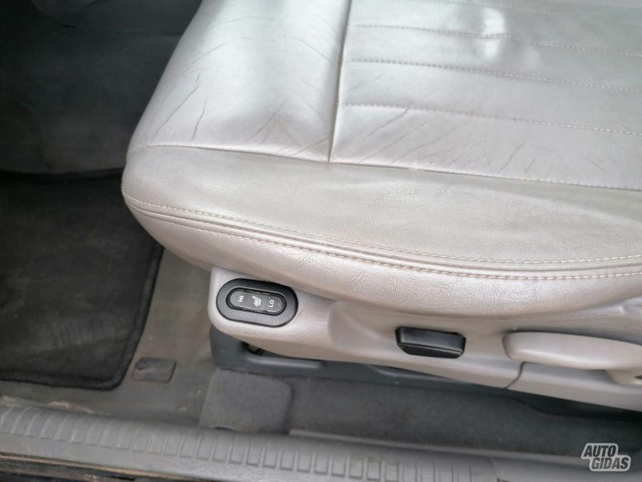 Blue Jeep Cherokee 2006 in Utena, with an engine capacity of 2.80 L and mileage of 146 thousand km for 2850 €, photo 16 on AUTOMOTO.COM.LV