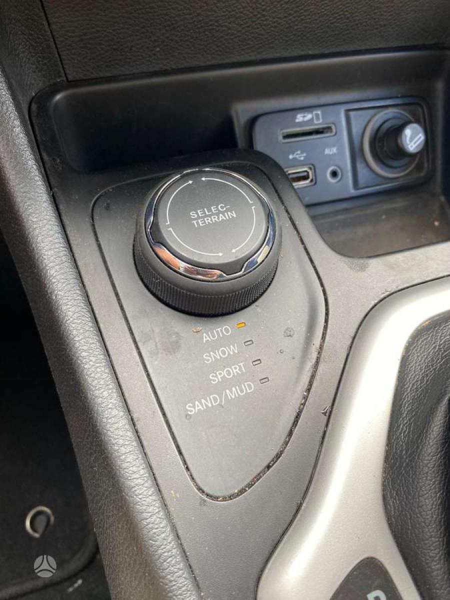 Blue Jeep Cherokee 2015 in Panevezys, with an engine capacity of 2.18 L and mileage of 139 thousand km for 7900 €, photo 14 on AUTOMOTO.COM.LV