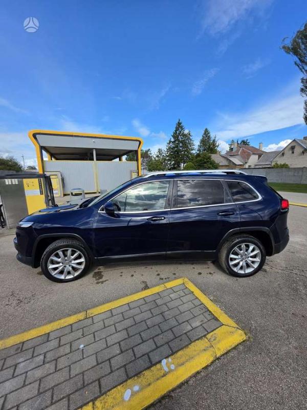 Blue Jeep Cherokee 2015 in Taurage, with an engine capacity of 2.18 L and mileage of 171 thousand km for 10500 €, photo 1 on AUTOMOTO.COM.LV