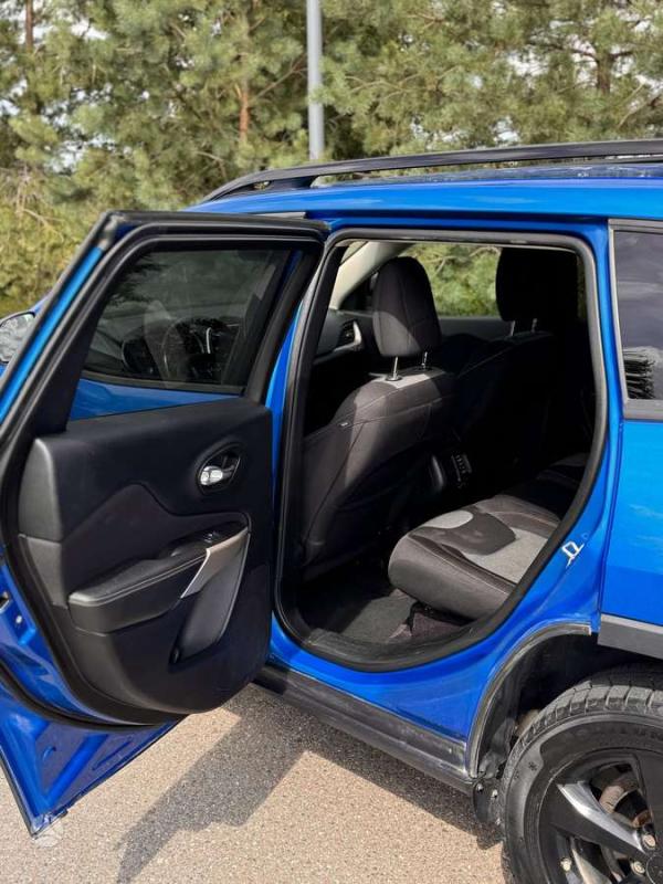 Blue Jeep Cherokee 2018 in Klaipeda, with an engine capacity of 2.36 L and mileage of 139 thousand km for 9700 €, photo 7 on AUTOMOTO.COM.LV