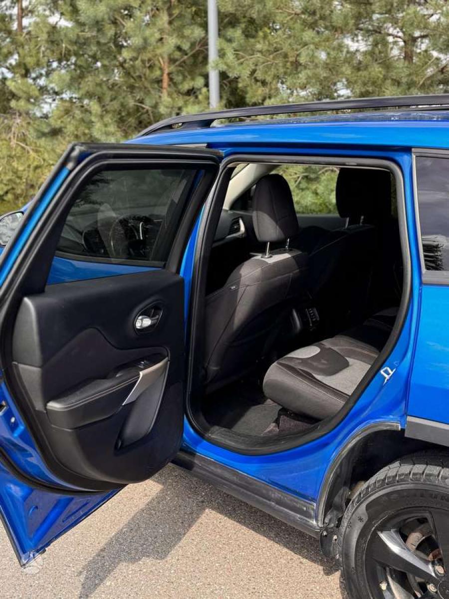 Zils Jeep Cherokee 2018 Klaipėda, ar dzinēja tilpumu 2.36 L un nobraukumu 139 tūkst. km par 9700 €, foto 8 vietnē AUTOMOTO.COM.LV