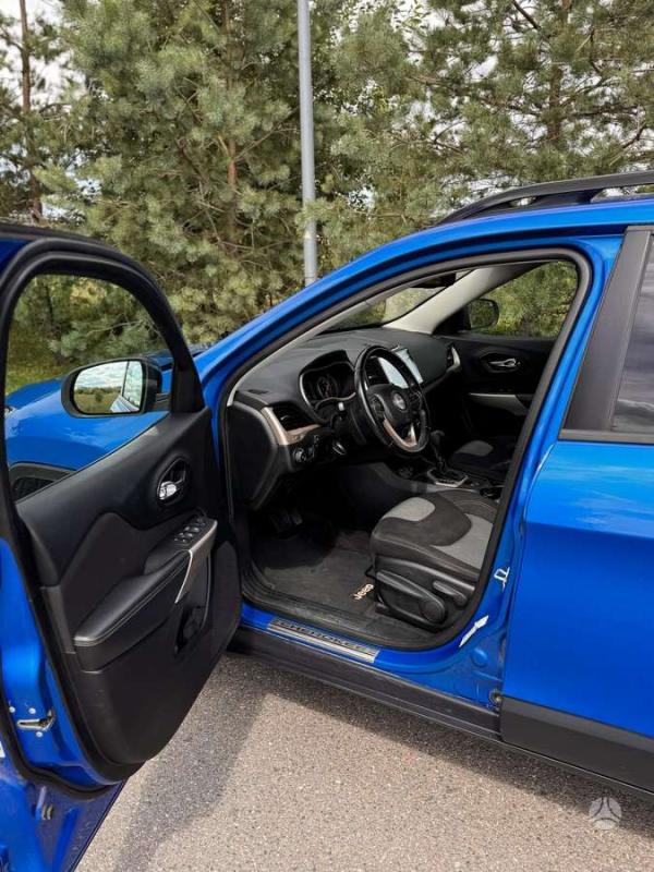 Blue Jeep Cherokee 2018 in Klaipeda, with an engine capacity of 2.36 L and mileage of 139 thousand km for 9700 €, photo 9 on AUTOMOTO.COM.LV
