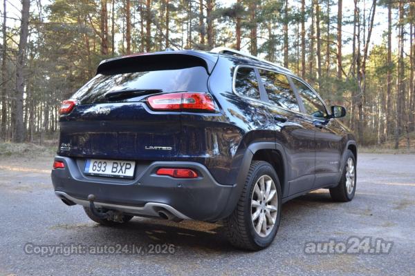 Blue Jeep Cherokee 2014 in Parnu, with an engine capacity of 2.00 L and mileage of 242 thousand km for 10500 €, photo 5 on AUTOMOTO.COM.LV