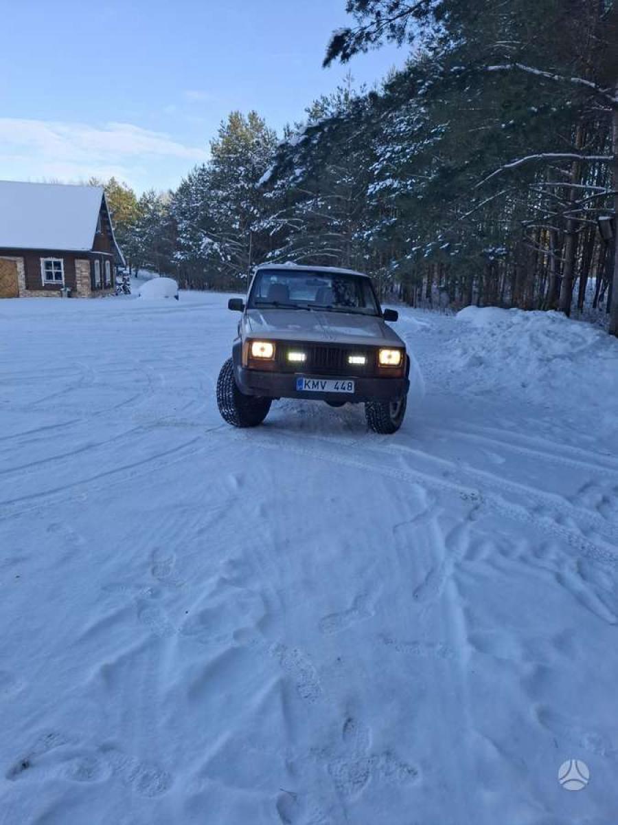 Brown Jeep Cherokee 1995 in Alytus, with an engine capacity of 2.50 L and mileage of 263 thousand km for 4300 €, photo 1 on AUTOMOTO.COM.LV