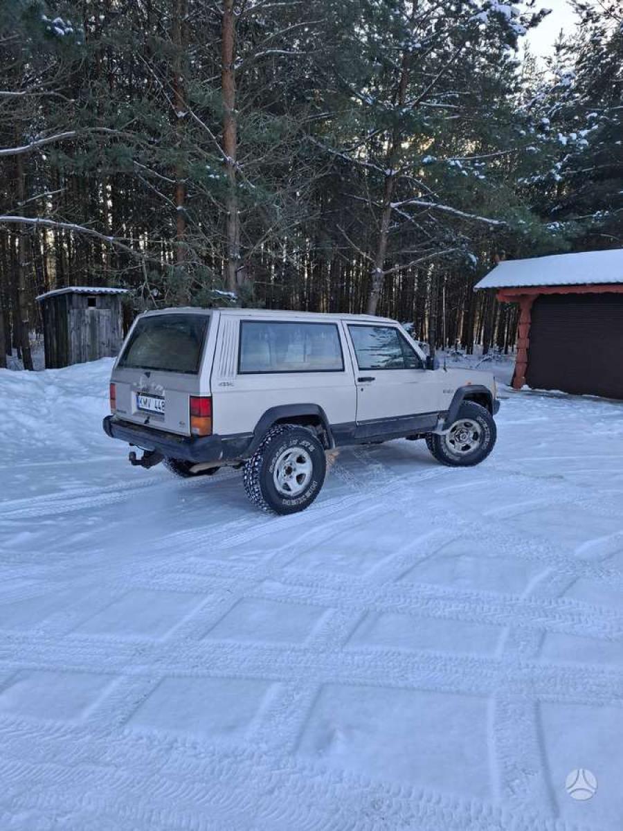 Brown Jeep Cherokee 1995 in Alytus, with an engine capacity of 2.50 L and mileage of 263 thousand km for 4300 €, photo 3 on AUTOMOTO.COM.LV