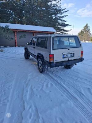 Brown Jeep Cherokee 1995 in Alytus, with an engine capacity of 2.50 L and mileage of 263 thousand km for 4300 €, photo 5 on AUTOMOTO.COM.LV