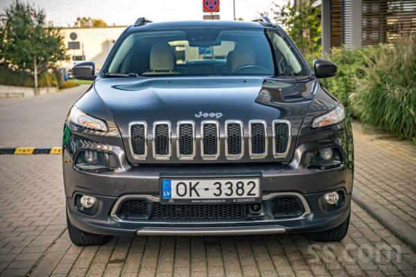 Brown Jeep Cherokee 2015 in Riga, with an engine capacity of 2.20 L and mileage of 165 thousand km for 7990 €, photo 3 on AUTOMOTO.COM.LV