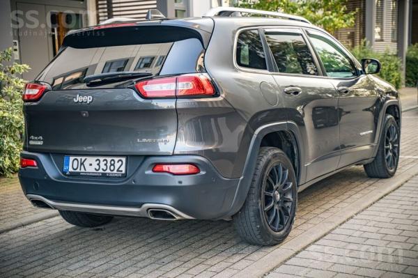Brown Jeep Cherokee 2015 in Riga, with an engine capacity of 2.20 L and mileage of 165 thousand km for 7990 €, photo 5 on AUTOMOTO.COM.LV