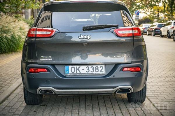 Brown Jeep Cherokee 2015 in Riga, with an engine capacity of 2.20 L and mileage of 165 thousand km for 7990 €, photo 6 on AUTOMOTO.COM.LV