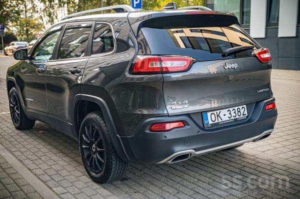 Brown Jeep Cherokee 2015 in Riga, with an engine capacity of 2.20 L and mileage of 165 thousand km for 7990 €, photo 7 on AUTOMOTO.COM.LV