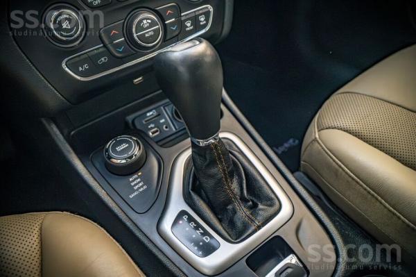 Brown Jeep Cherokee 2015 in Riga, with an engine capacity of 2.20 L and mileage of 165 thousand km for 7990 €, photo 11 on AUTOMOTO.COM.LV