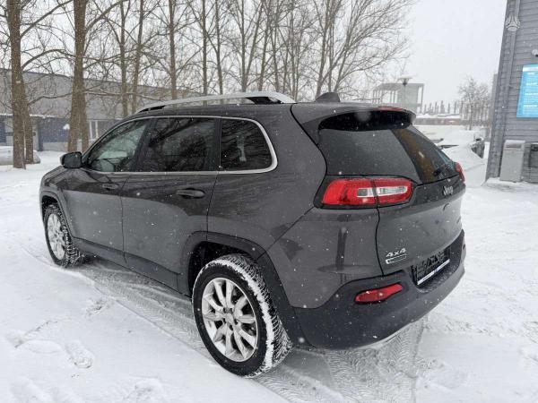 Brown Jeep Cherokee 2016 in Siauliai, with an engine capacity of 2.20 L and mileage of 279 thousand km for 9500 €, photo 8 on AUTOMOTO.COM.LV